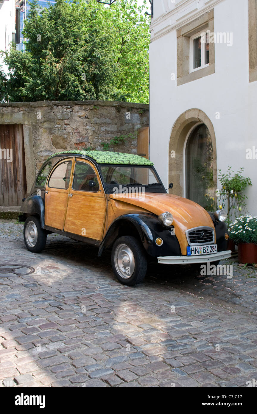 A Citroen 2CV with wood effect panels and green leaf pattern roof park ...
