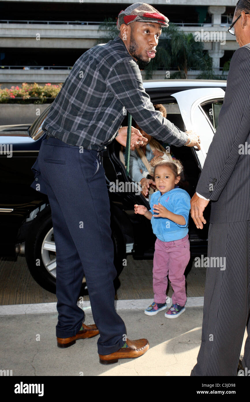 Mos Def getting into a limousine with his family after arriving at LAX ...