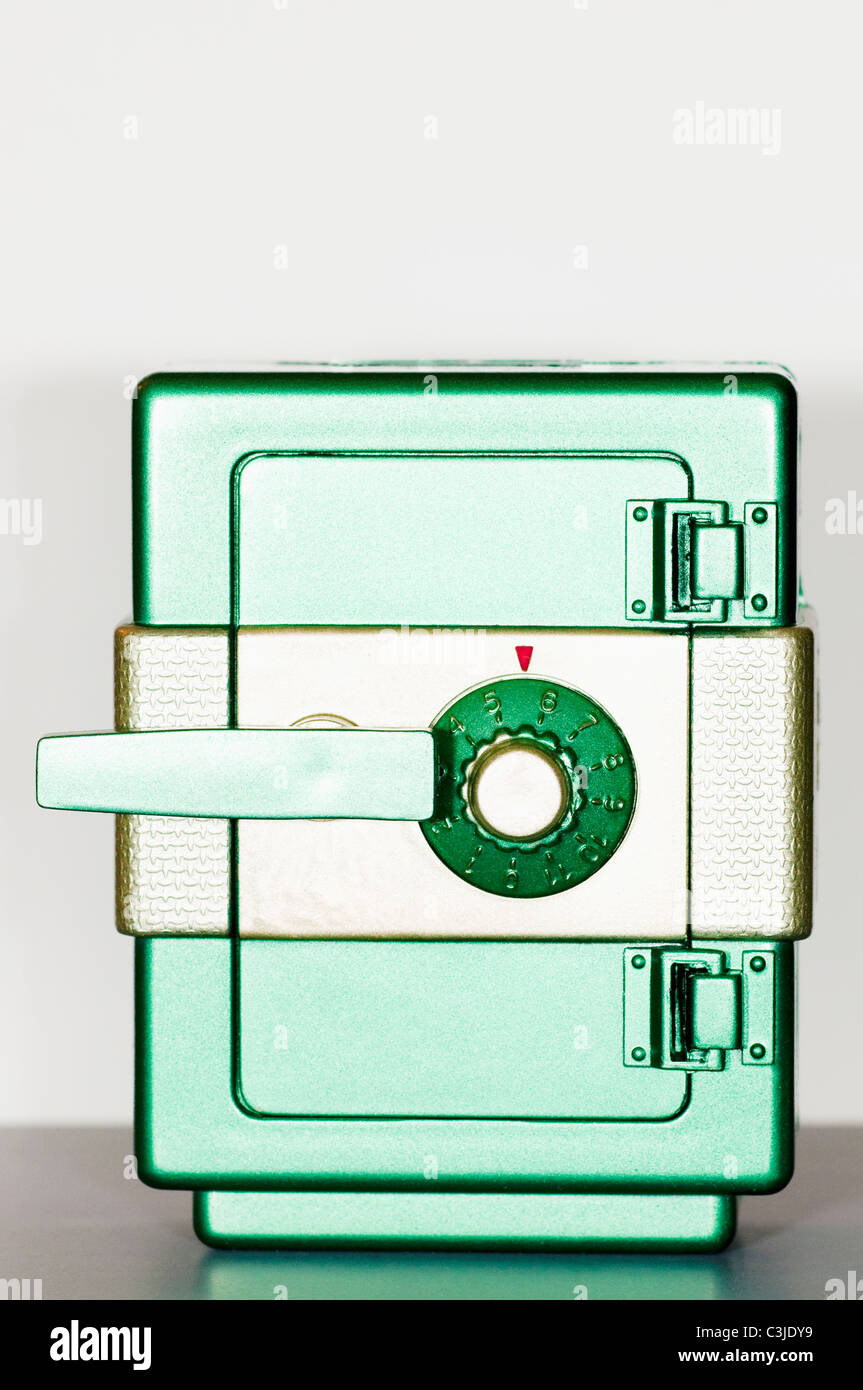 Bank safe vault hi-res stock photography and images - Alamy
