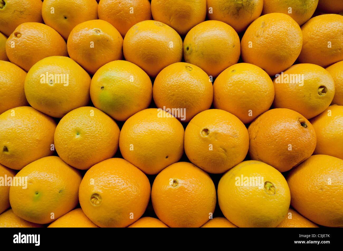 Brooklyn, Stack of oranges on market Stock Photo - Alamy