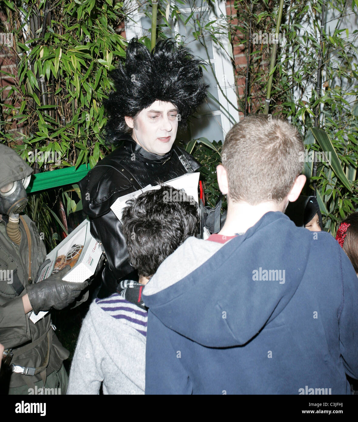 Edward scissorhands makeup hi-res stock photography and images - Alamy