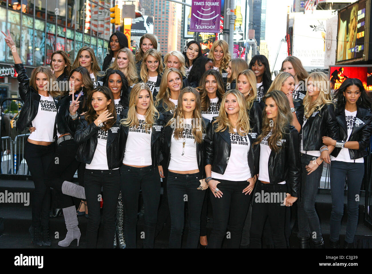 Miranda Kerr, Behati Prinsloo, Marisa Miller, Heidi Klum, Alessandra ...