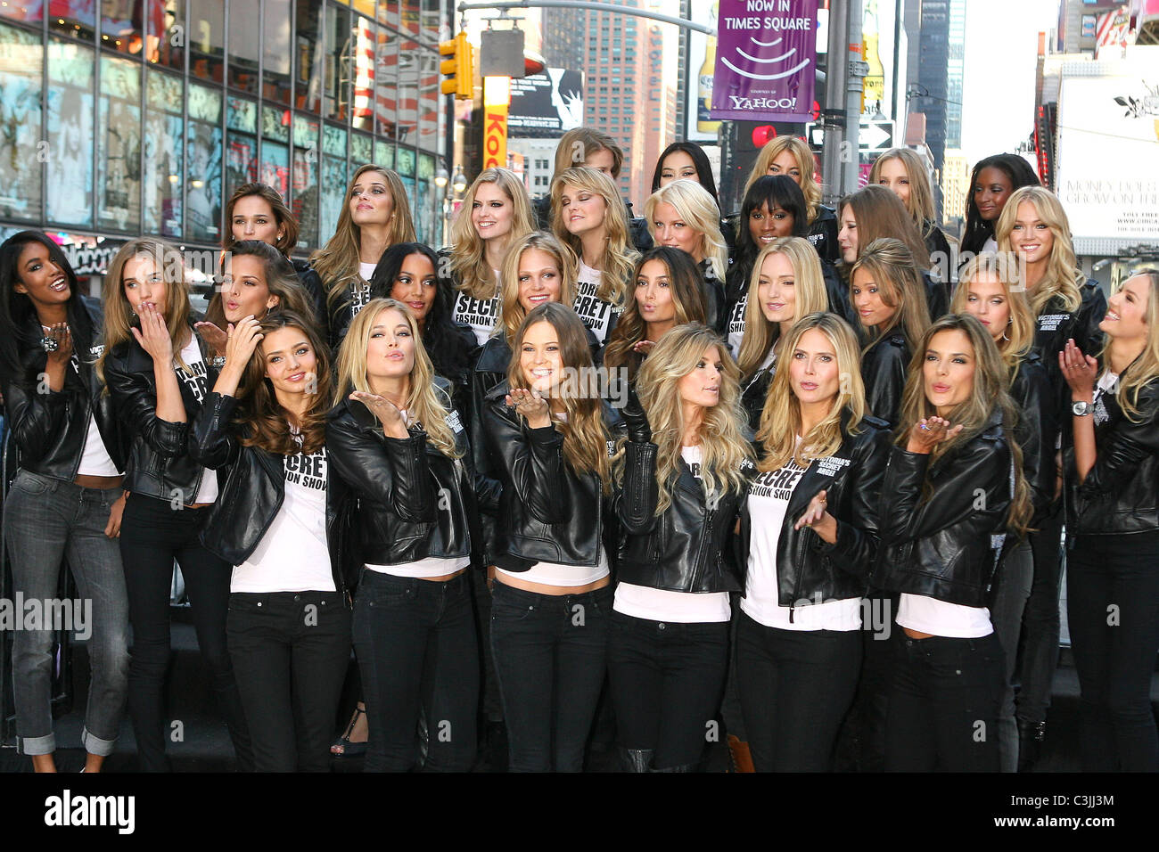 Miranda kerr and behati prinsloo hi-res stock photography and images ...