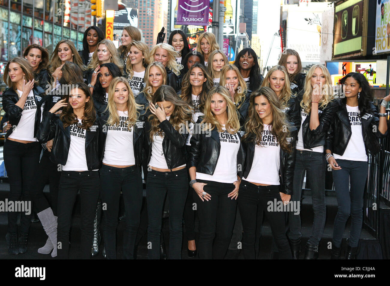 Miranda Kerr, Behati Prinsloo, Marisa Miller, Heidi Klum, Alessandra ...