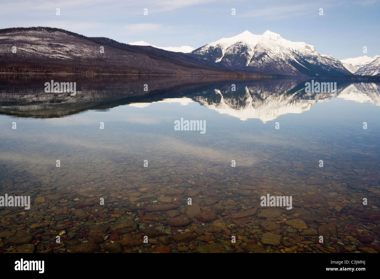 Mountains reflected in lake Stock Photo - Alamy