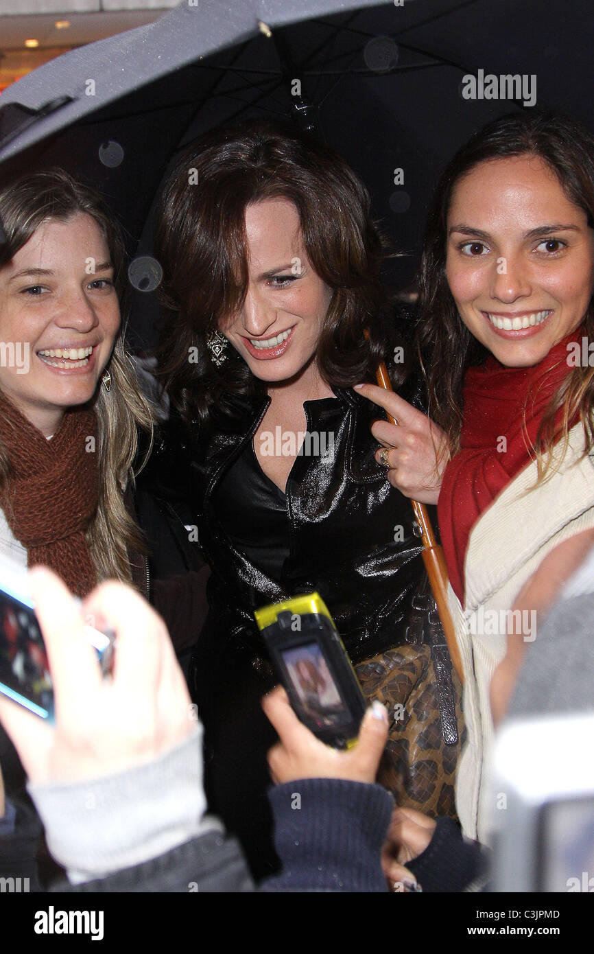 Twilight' actress Elizabeth Reaser braves the early morning rain in ...