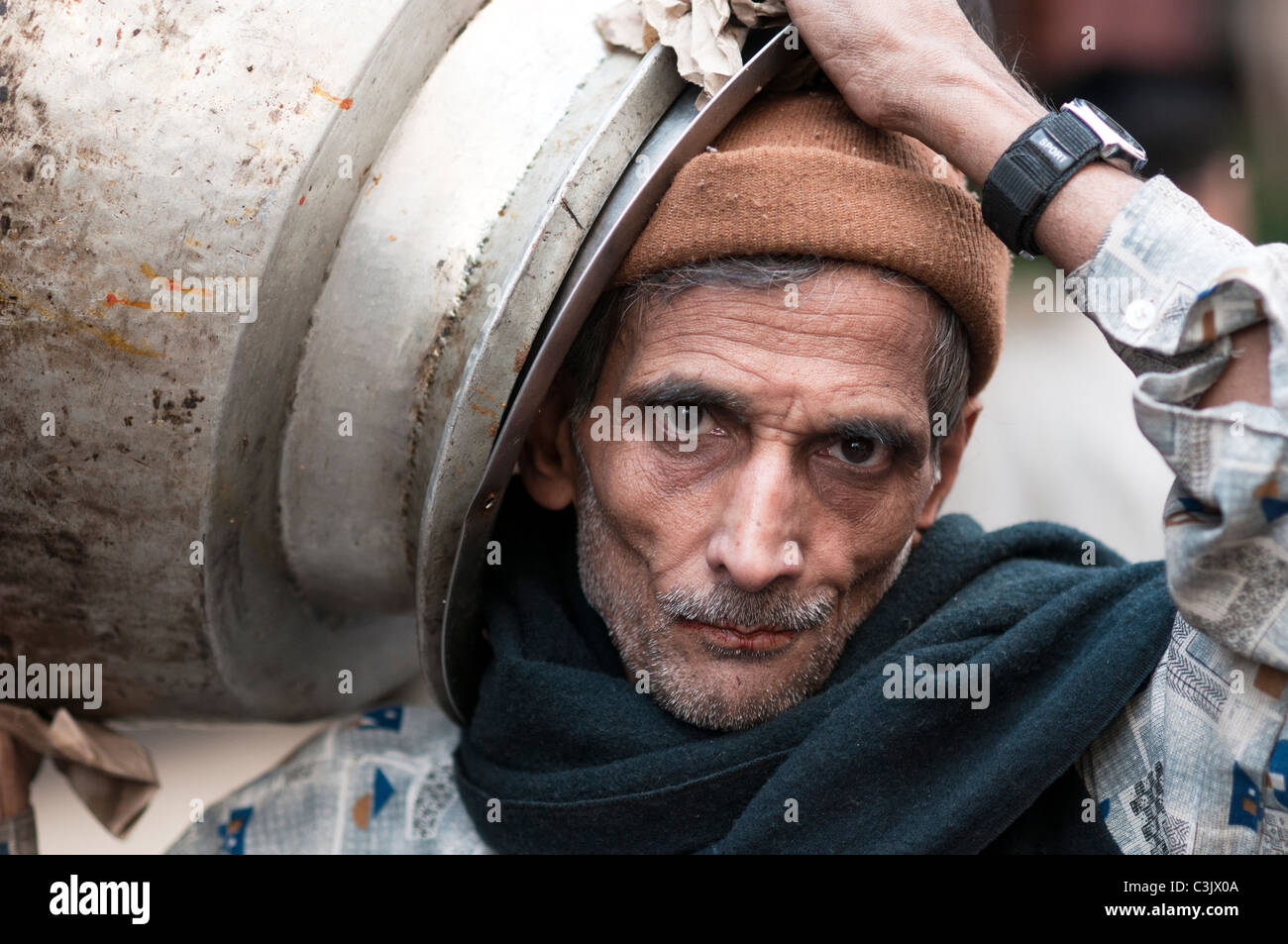 Work hard poor man carrying hi-res stock photography and images - Alamy