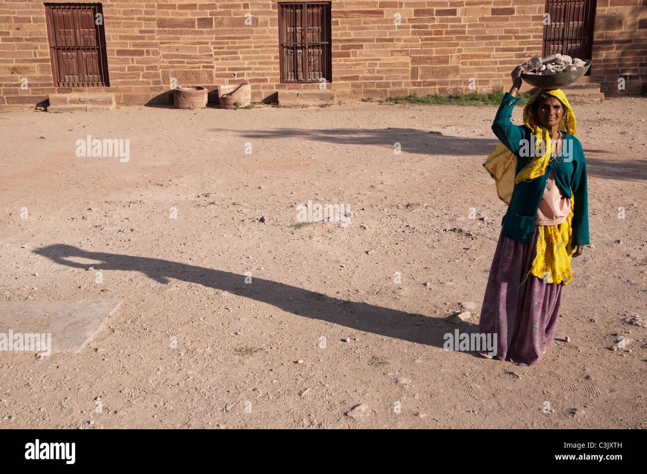 Woman carrying rocks in Jodhpur, Rajasthan Stock Photo - Alamy