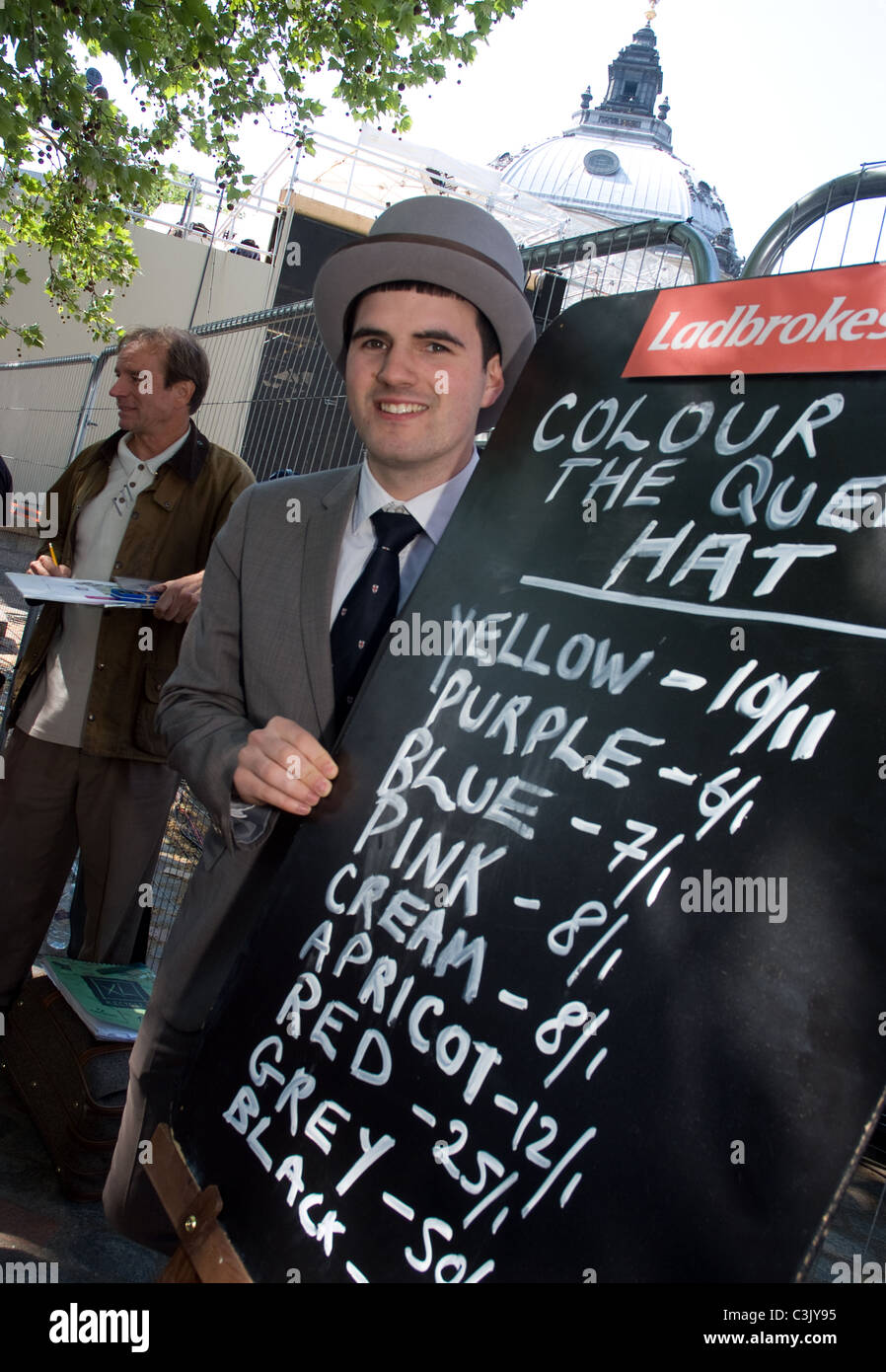 Queens hat hi-res stock photography and images - Alamy