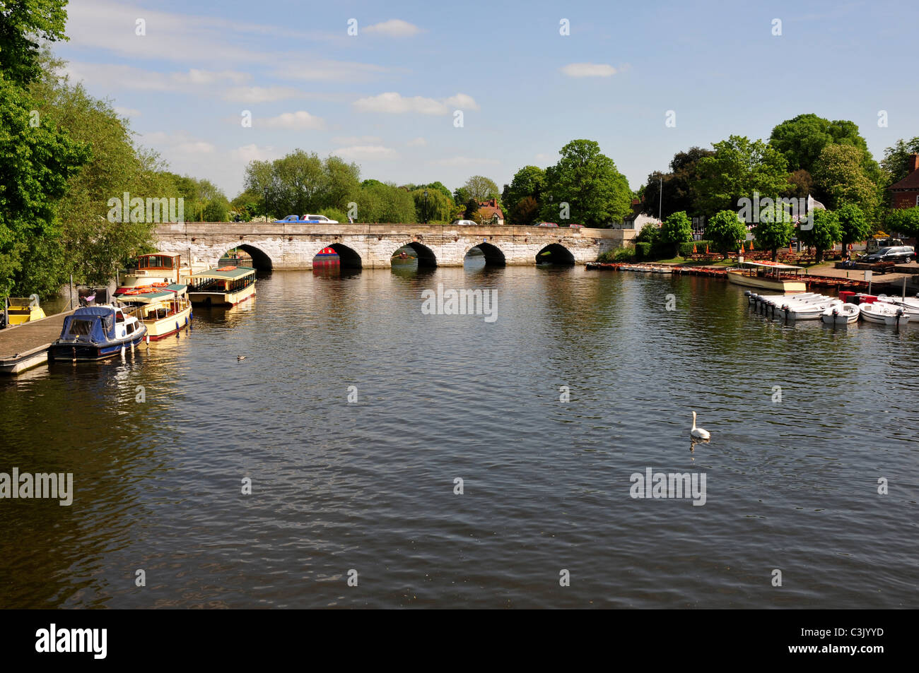 Road bridge over River Avon, Stratford upon Avon, Warwickshire Stock ...