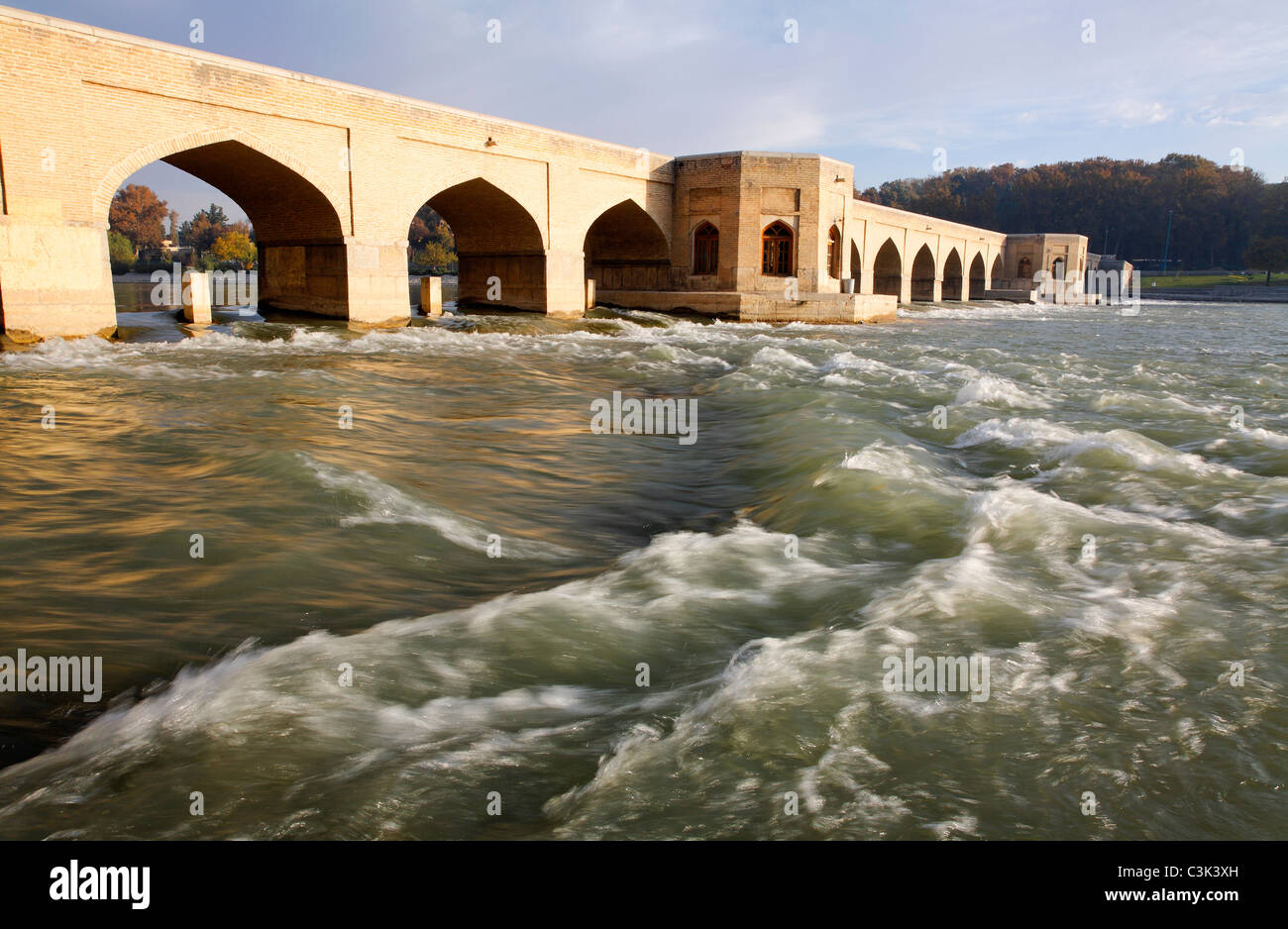 Iran - Esfahan - The Pol bridge over the River Zayandeh Stock Photo - Alamy