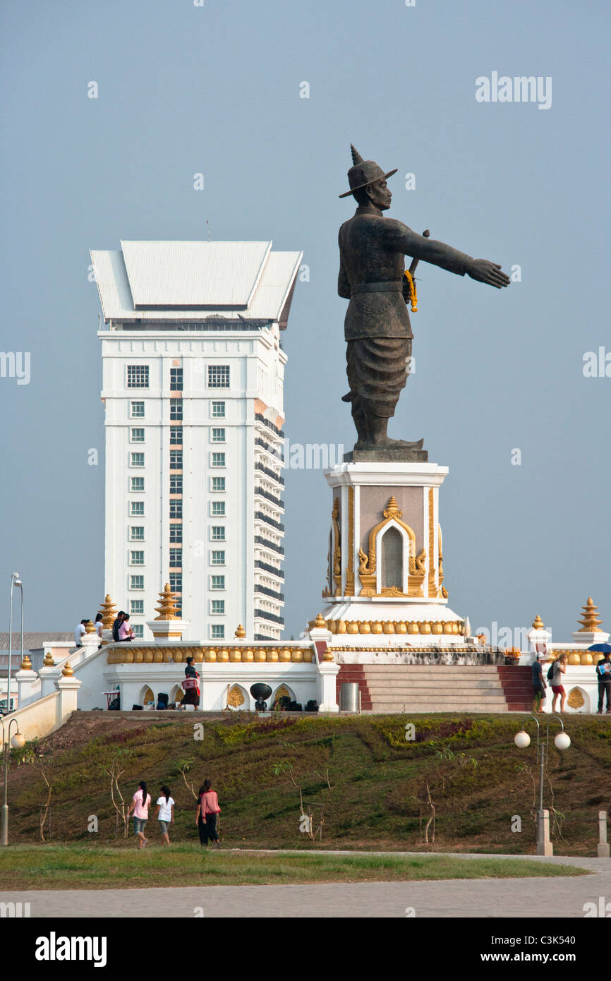 Statue of Chao Anouvong, Chao Anouvong Park, Vientiane, Laos Stock ...