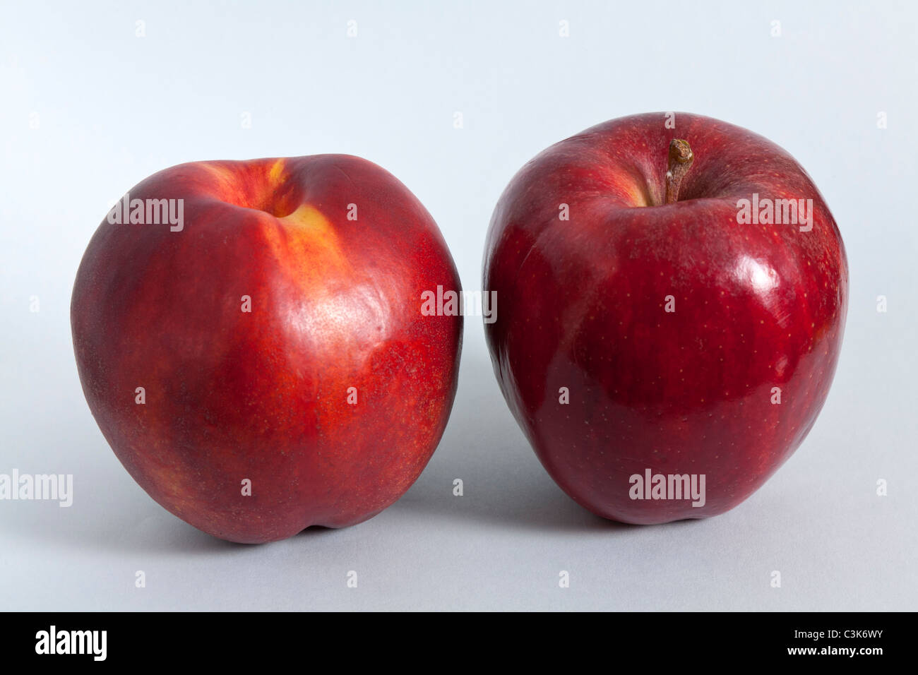 Closeup of a nectarine and an apple Stock Photo - Alamy