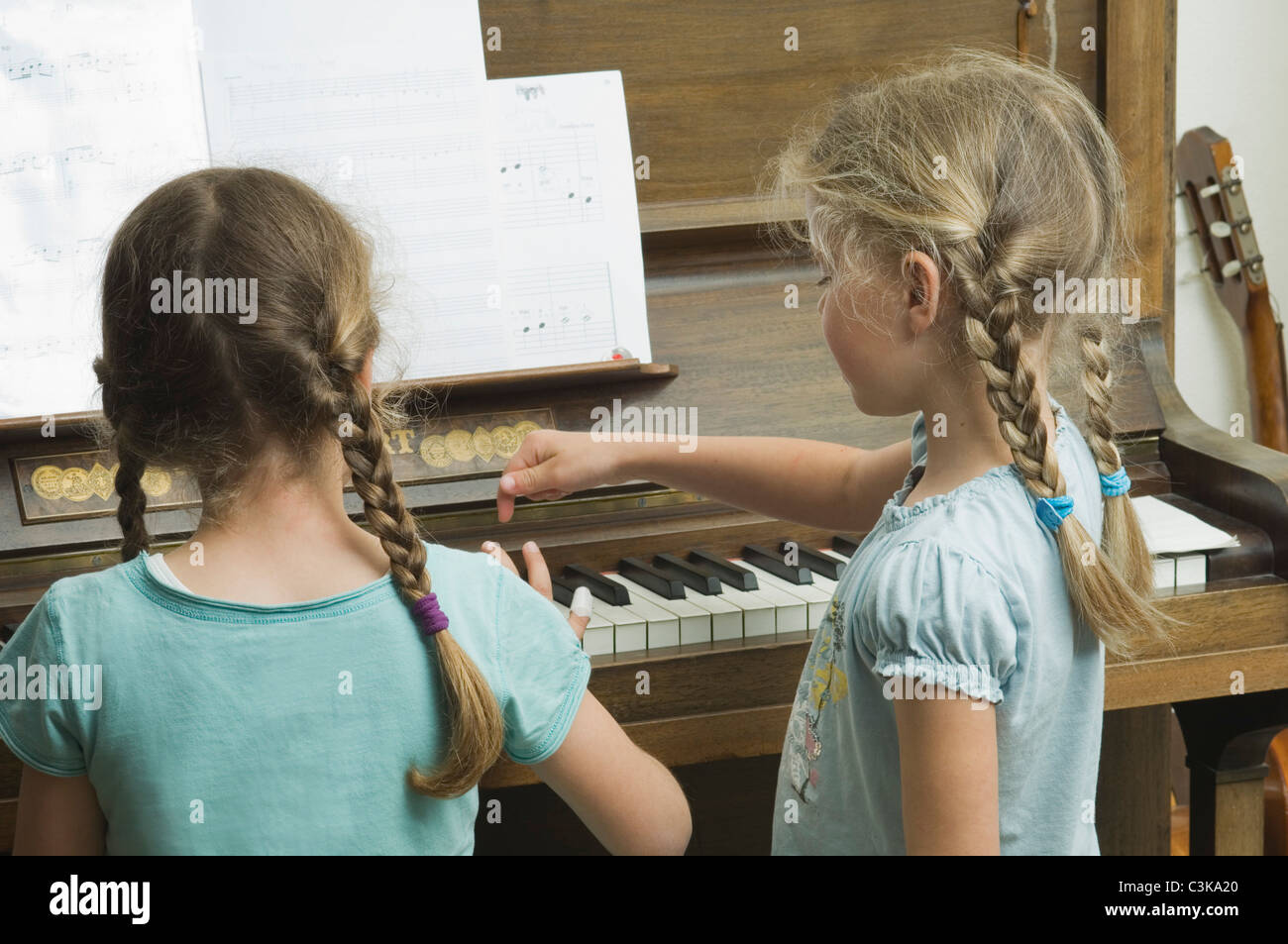 Children making music hi-res stock photography and images - Alamy