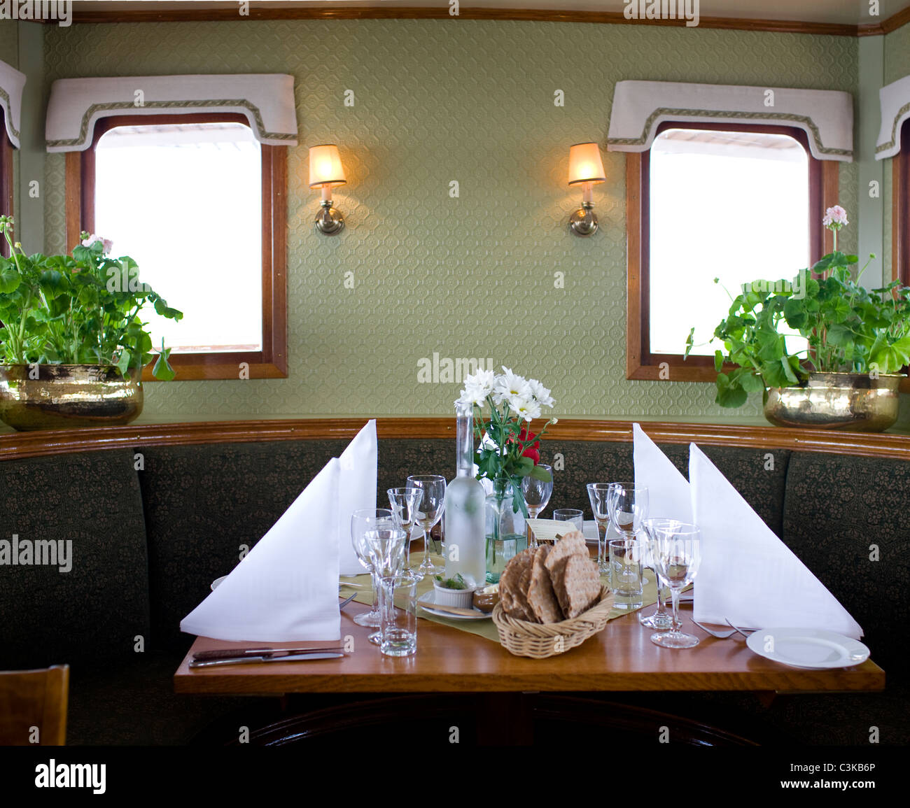 Place setting in dining room Stock Photo - Alamy