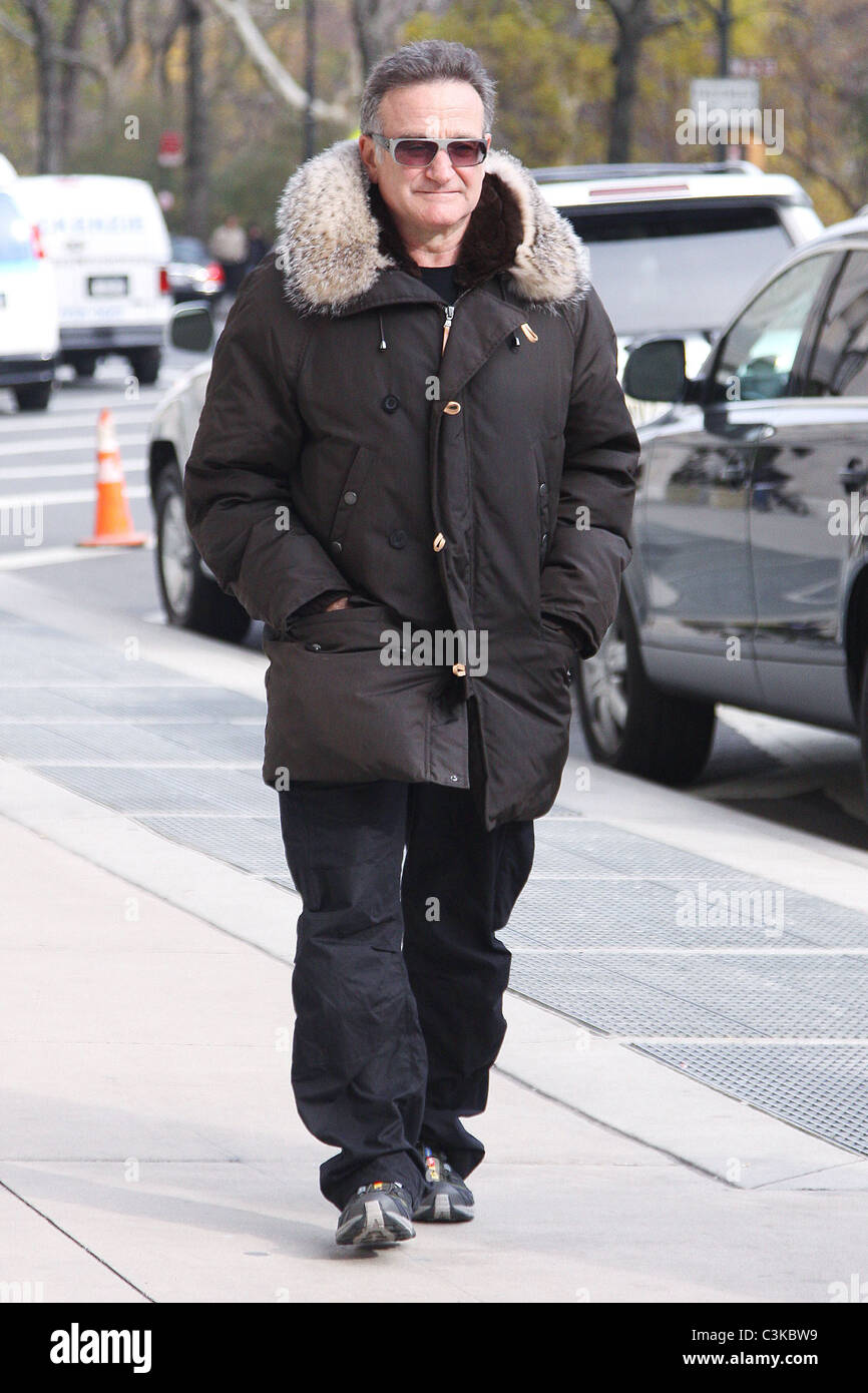 Old Dogs' star Robin Williams out and about in Manhattan's Upper West ...