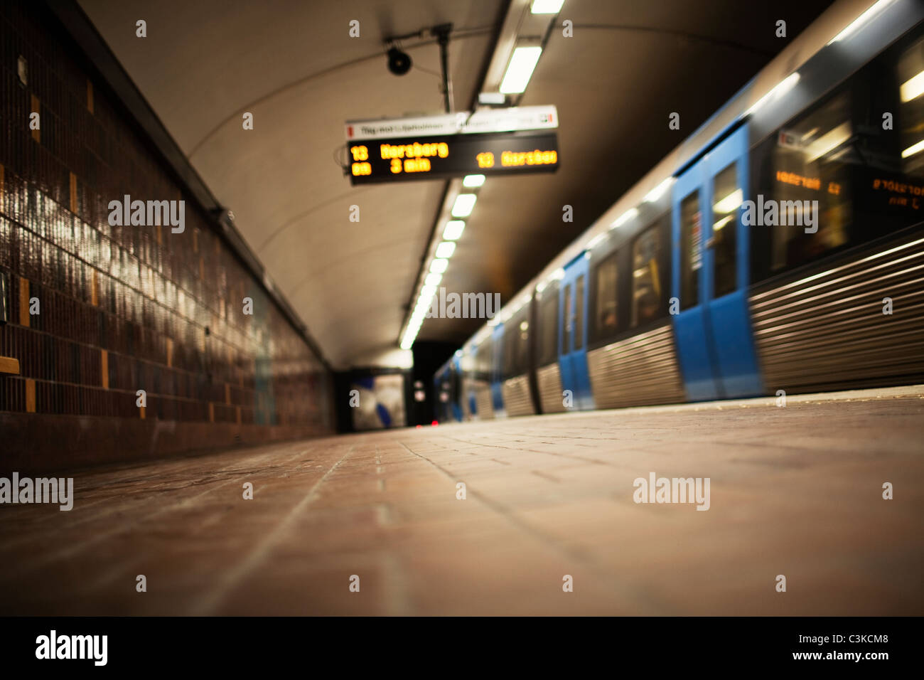 Subway floors hi-res stock photography and images - Alamy
