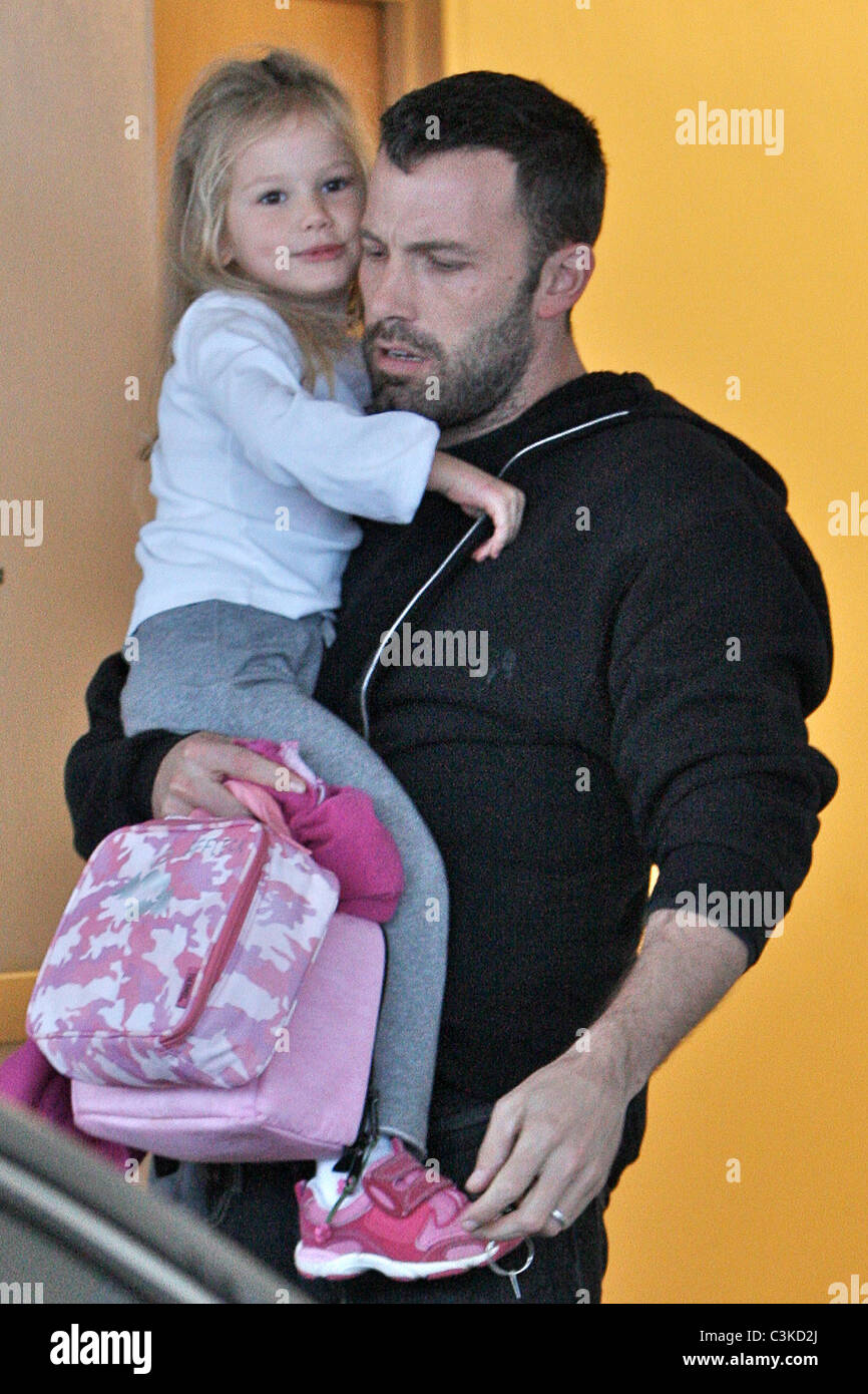 Ben Affleck picks up his daughter, Violet Affleck, from her school in ...