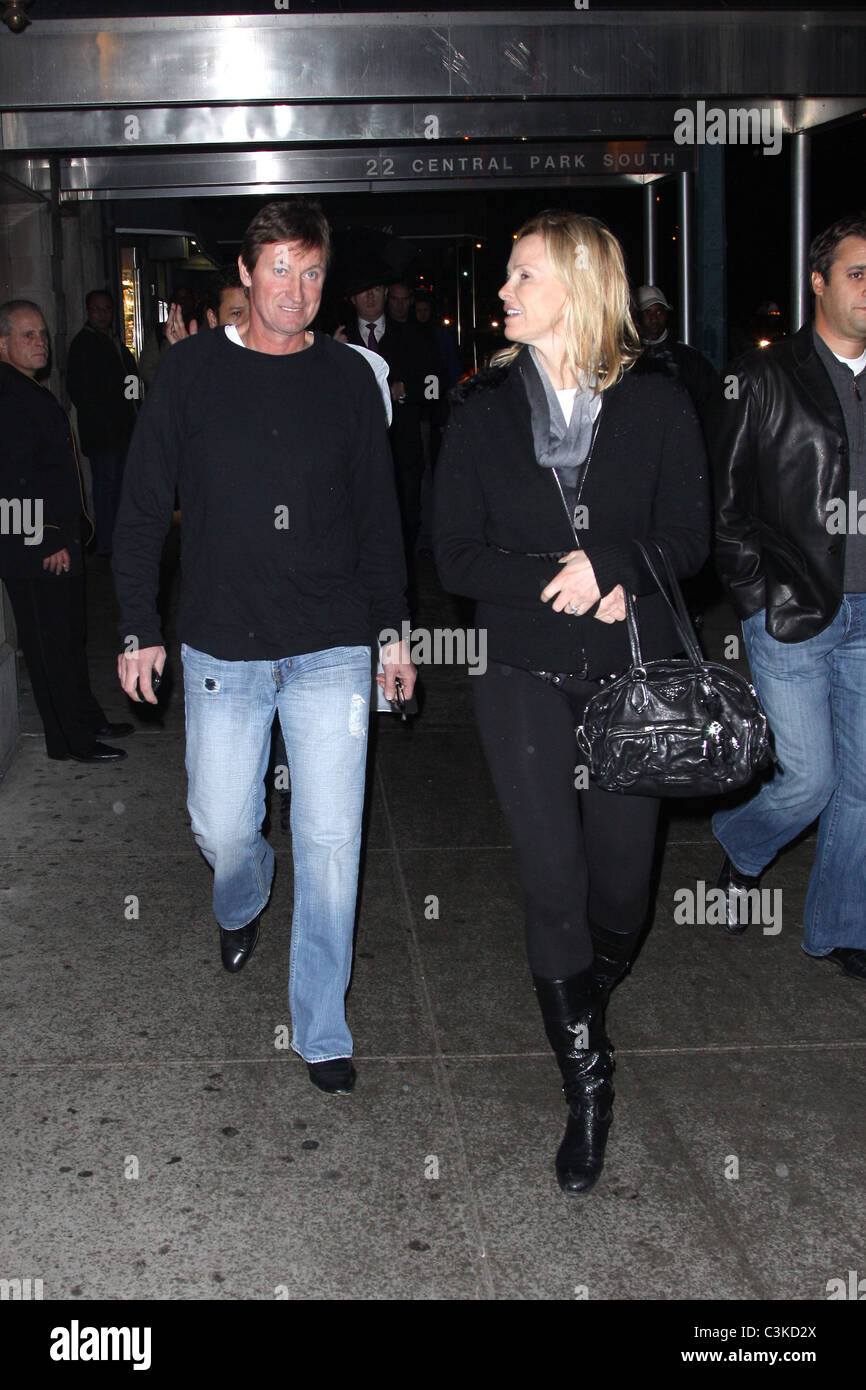 Wayne gretzky janet jones gretzky hi-res stock photography and images ...