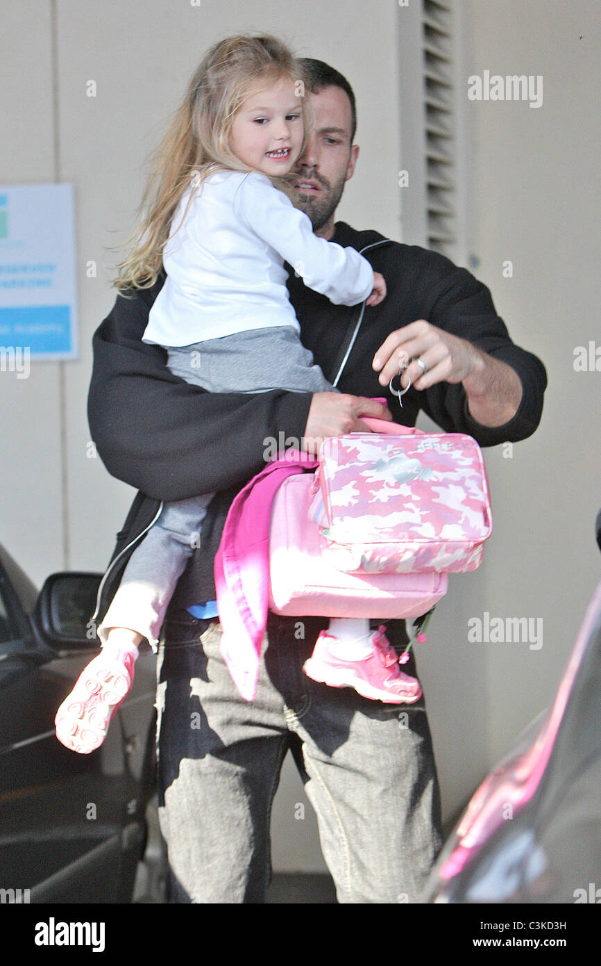 Ben Affleck picks up his daughter, Violet Affleck, from her school in ...