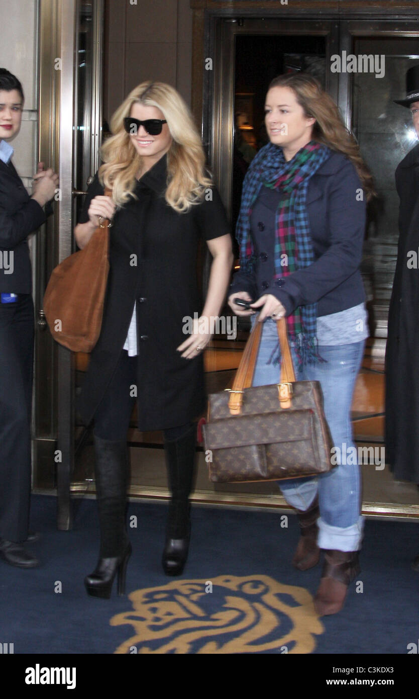 Signing autographes hi-res stock photography and images - Alamy