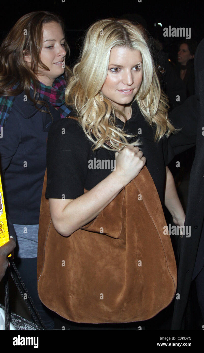 Signing autographes hi-res stock photography and images - Alamy