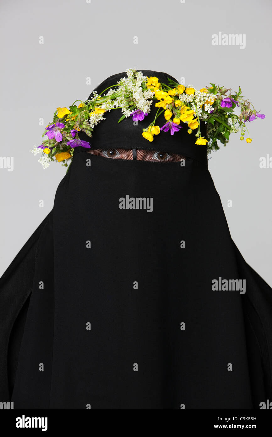 White women wearing burka hi-res stock photography and images - Alamy