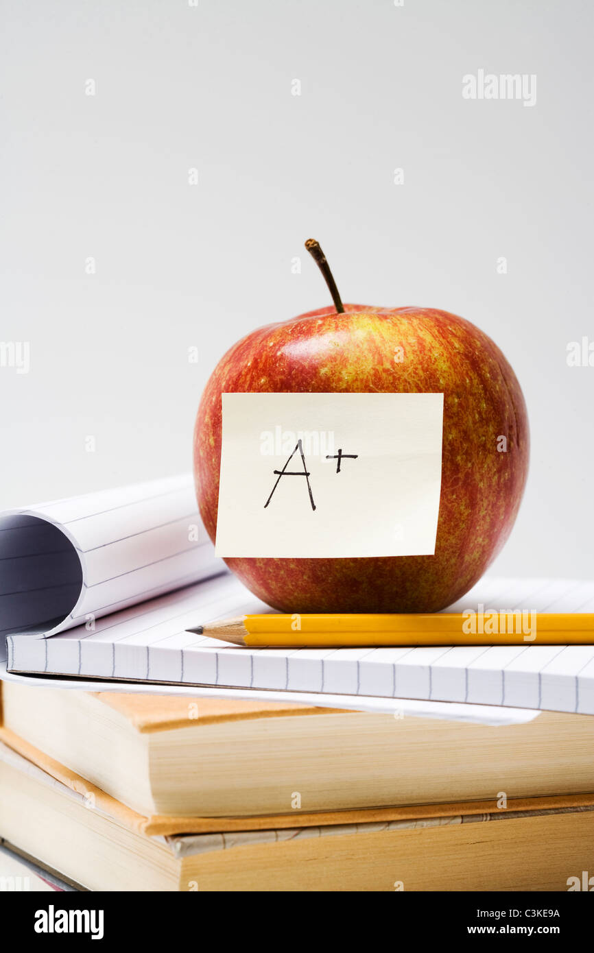 An apple on a note pad, close-up Stock Photo - Alamy