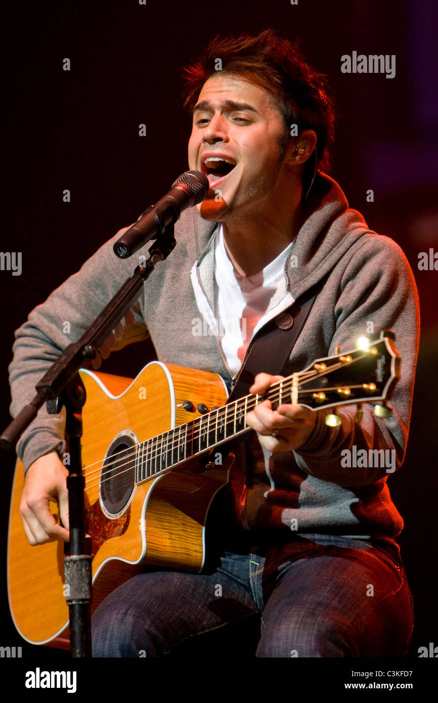 Kris Allen performs live in concert at WTMX 101.9fm Chicago's Miracle ...