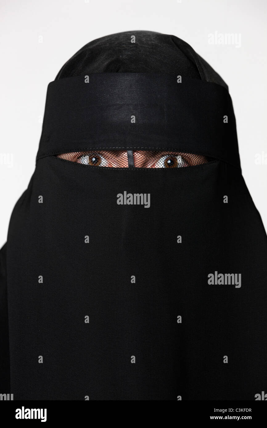 White women wearing burka hi-res stock photography and images - Alamy