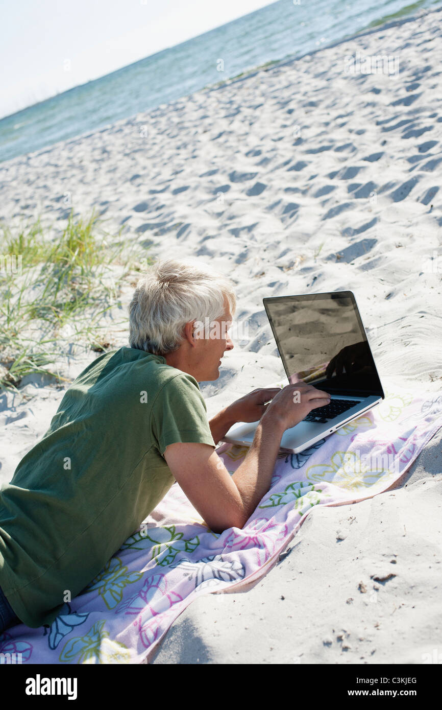Laptop On Beach Stock Photos & Laptop On Beach Stock Images - Alamy