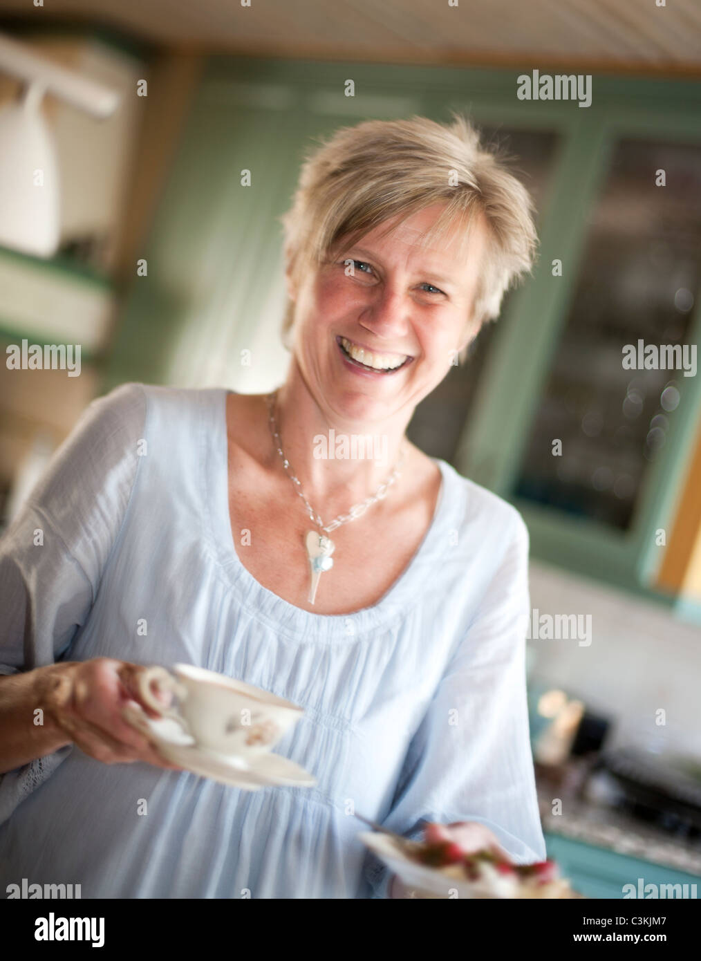 Carrying tea and coffee mugs hi-res stock photography and images - Alamy