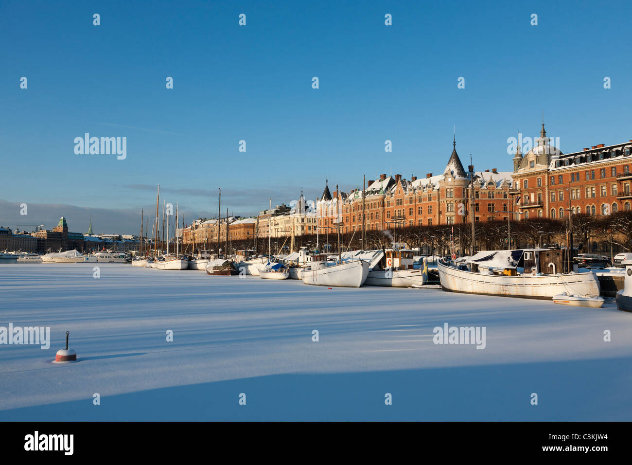 Frozen river in city from hi-res stock photography and images - Alamy