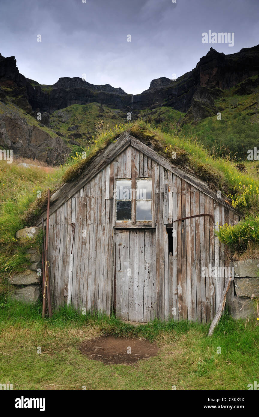 Old wooden hut Stock Photo - Alamy