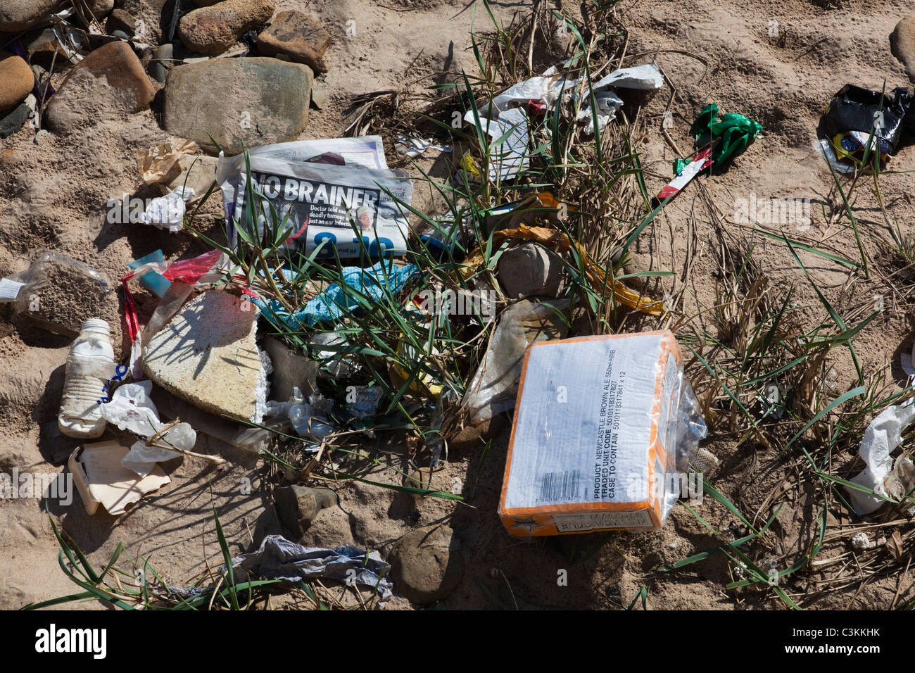 Rubbish blown on wind trapped hi-res stock photography and images - Alamy