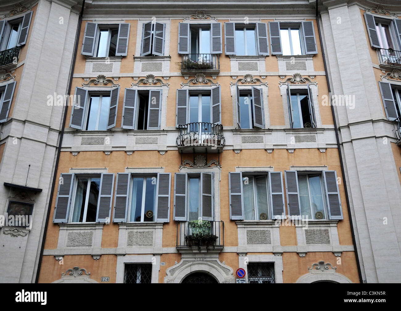 Rome apartment block hi-res stock photography and images - Alamy