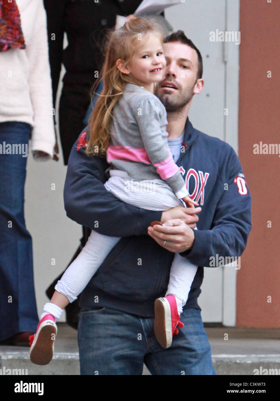 Ben Affleck picks up his daughter, Violet Affleck, from her school in ...