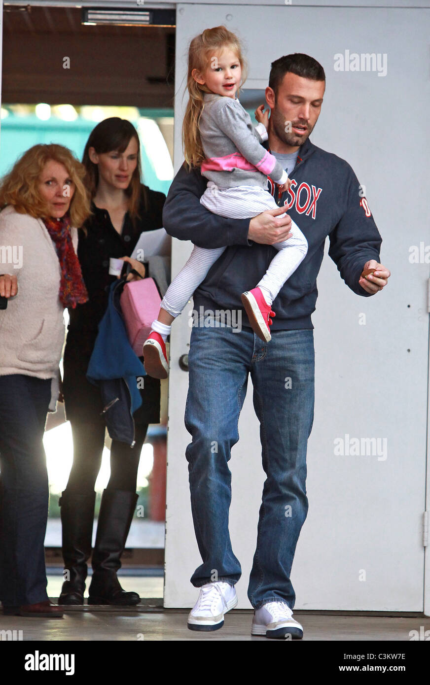 Ben Affleck and Jennifer Garner pick up their daughter, Violet Affleck ...