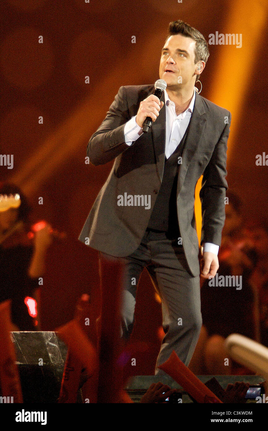 Robbie Williams performing at the '40 Principales' 2009 Awards ceremony ...