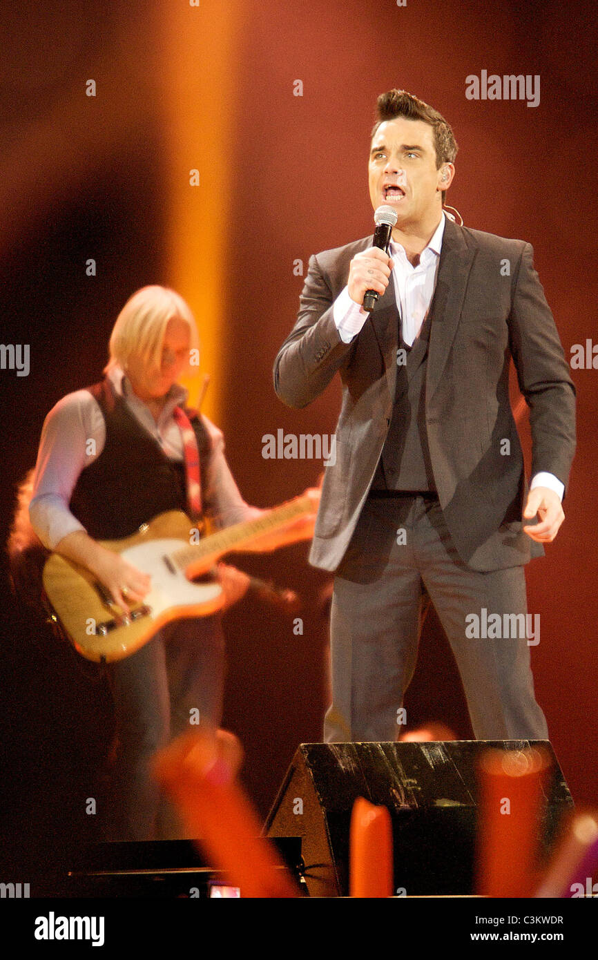 Robbie Williams performing at the '40 Principales' 2009 Awards ceremony ...