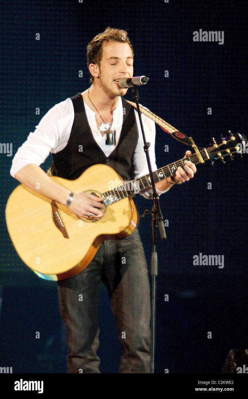 James Morrison performing at the '40 Principales' 2009 Awards ceremony ...
