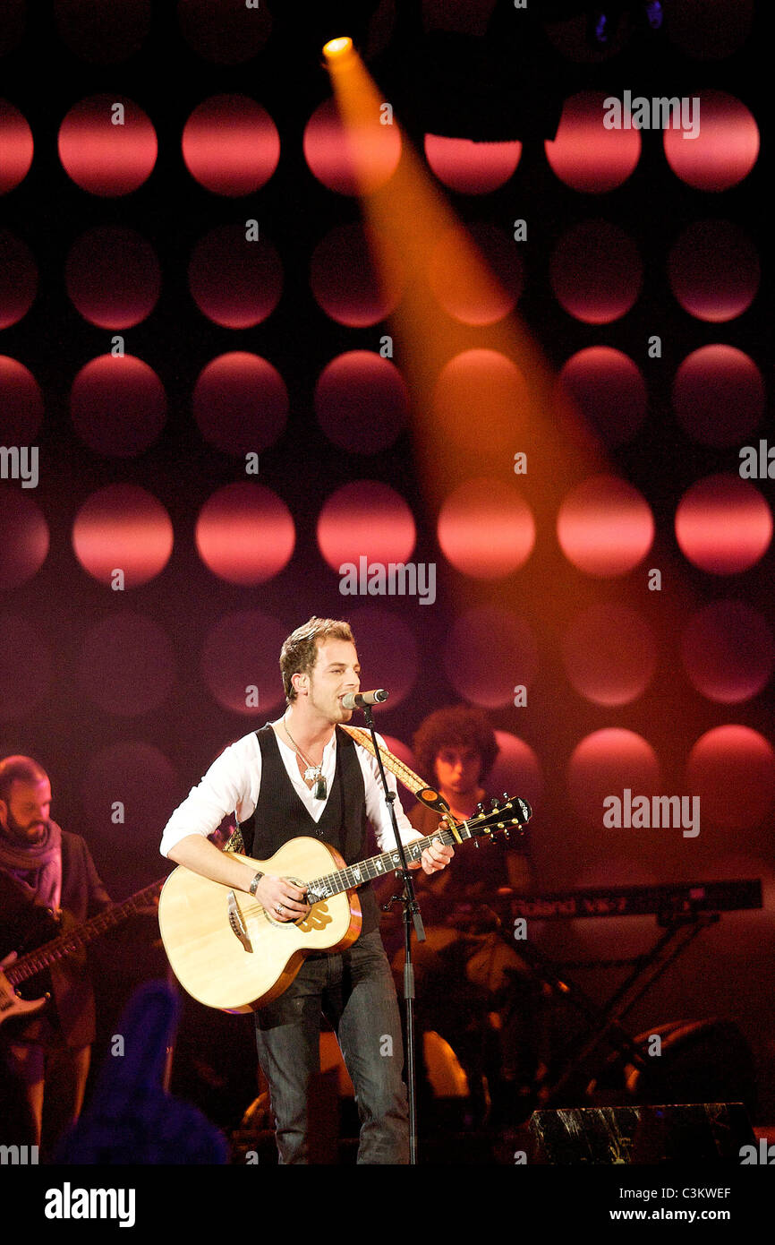 James Morrison performing at the '40 Principales' 2009 Awards ceremony ...