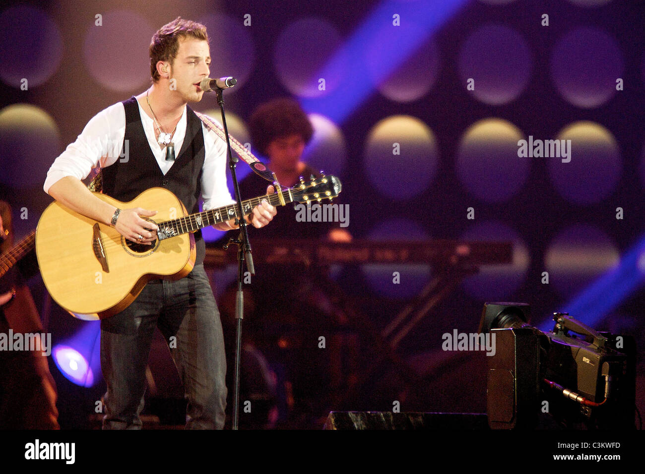 James Morrison performing at the '40 Principales' 2009 Awards ceremony ...