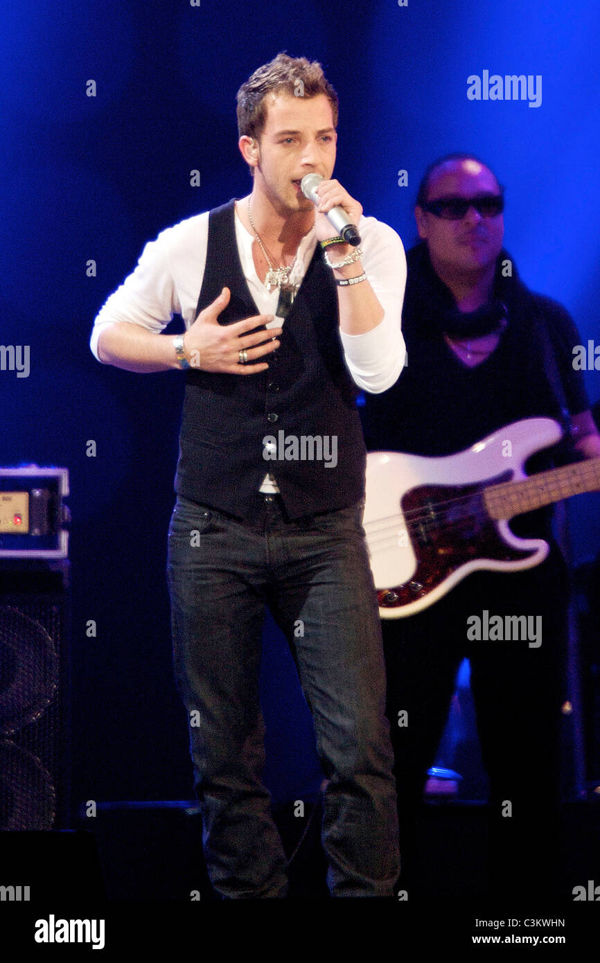 James Morrison performing at the '40 Principales' 2009 Awards ceremony ...