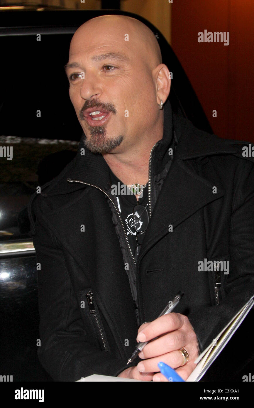 Howie Mandel signing autographs outside ABC studios after appearing on ...