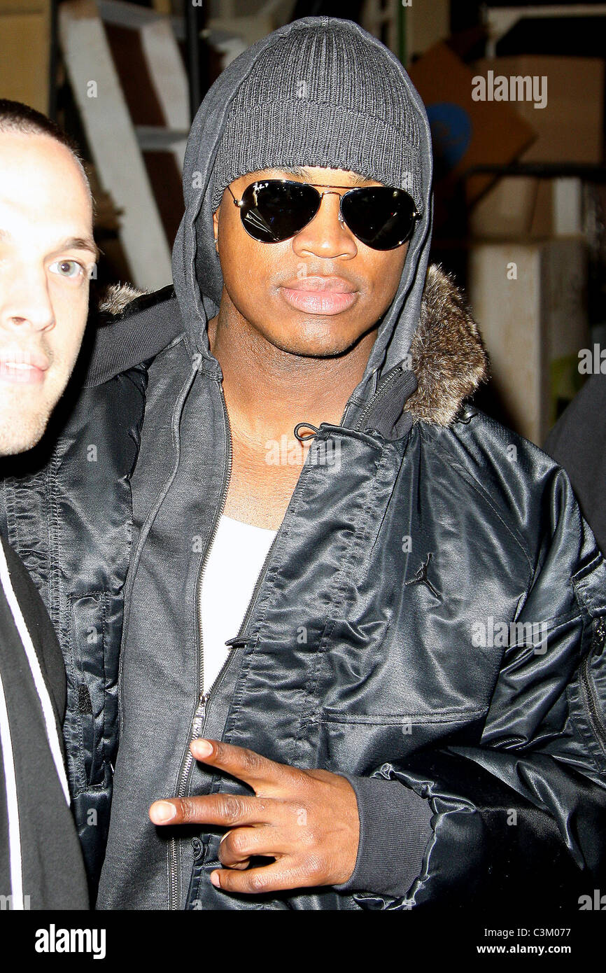Ne-Yo signs autographs for fans as he leaves ABC studios New York City ...