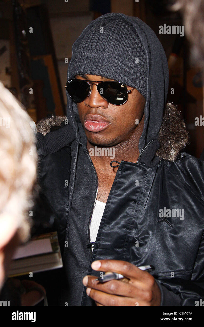 Ne-Yo signs autographs for fans as he leaves ABC studios New York City ...
