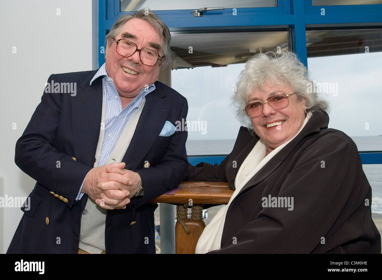 Comedian Ronnie Corbett with his wife Anne Stock Photo - Alamy