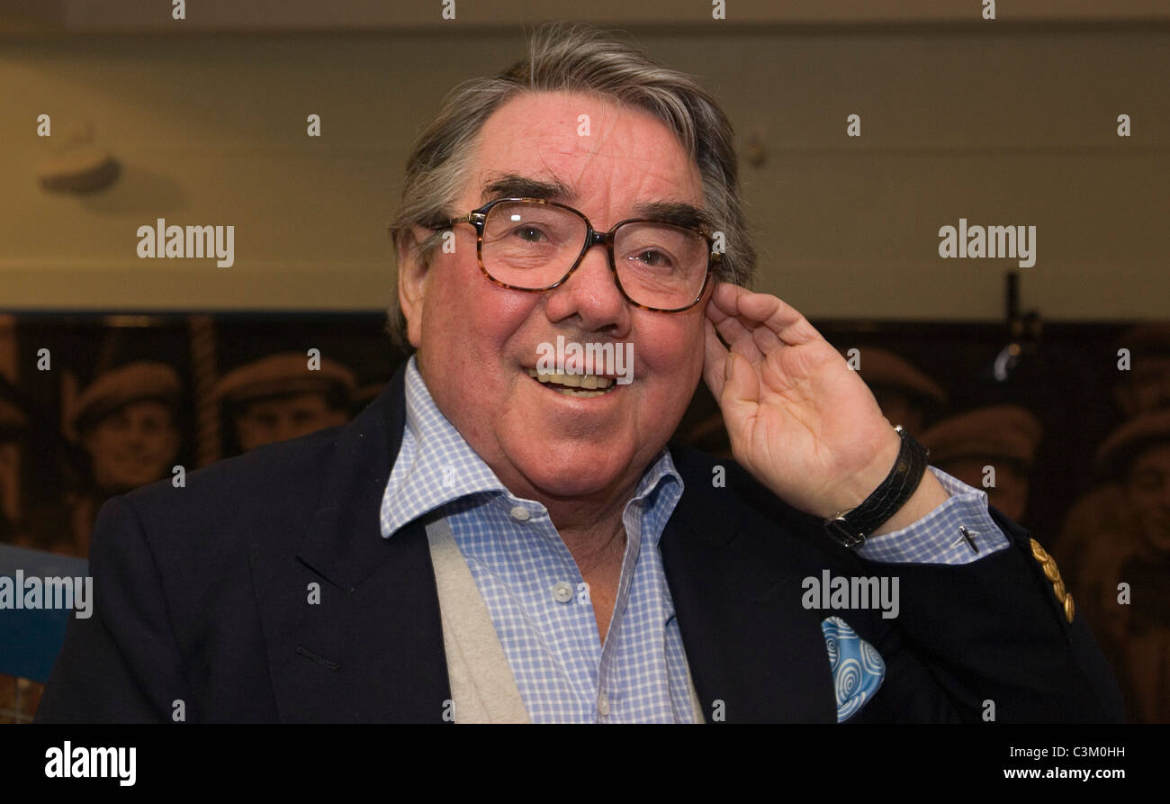 Comedian, Ronnie Corbett Stock Photo - Alamy