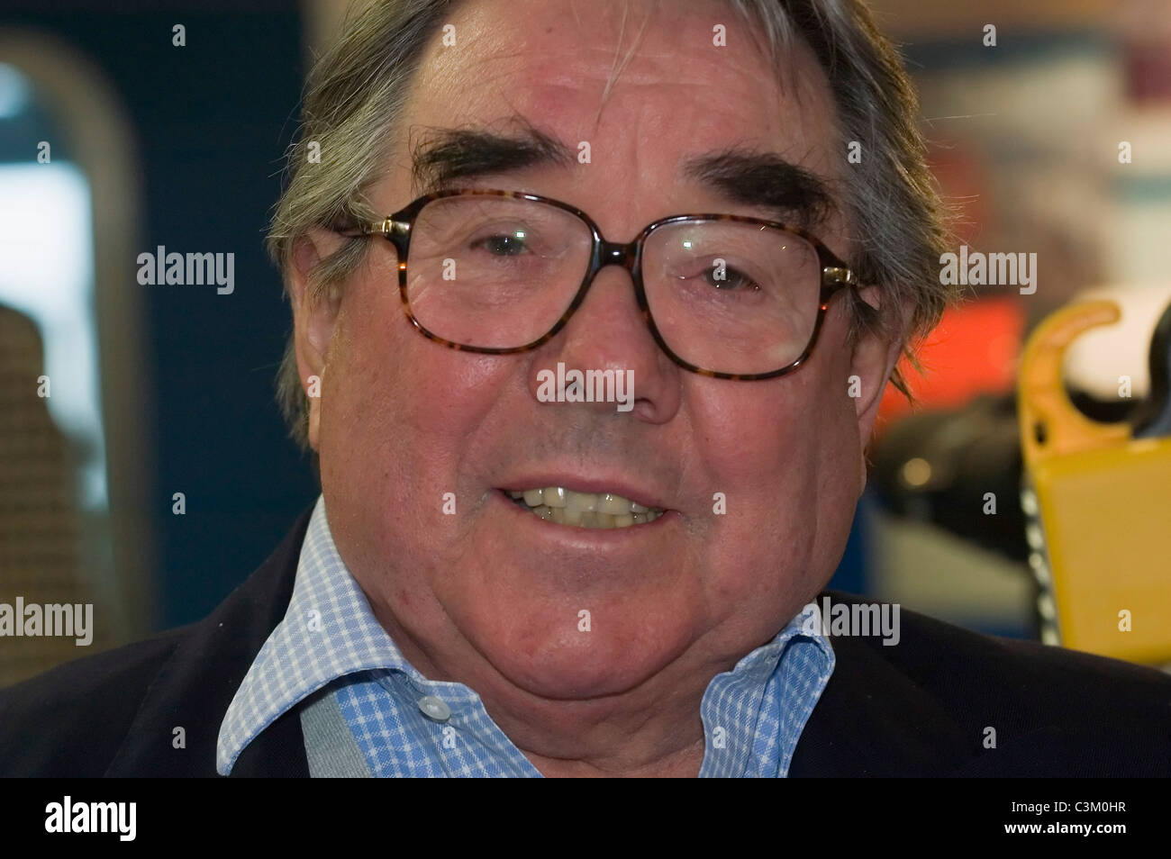 Comedian ronnie corbett hi-res stock photography and images - Alamy